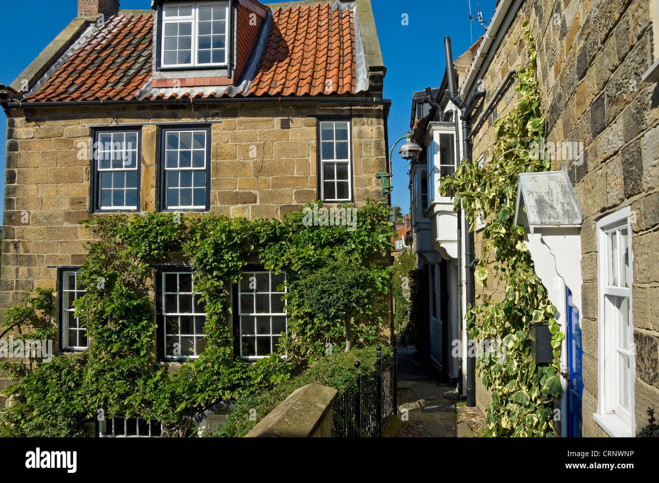 Back alley between houses hi-res stock photography and images - Alamy