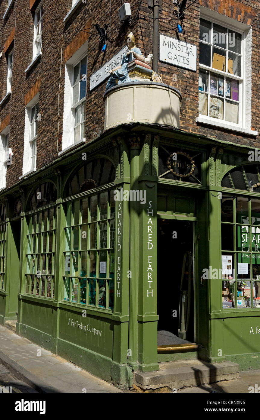 Figure of Minerva above Shared Earth shop on the corner of High ...
