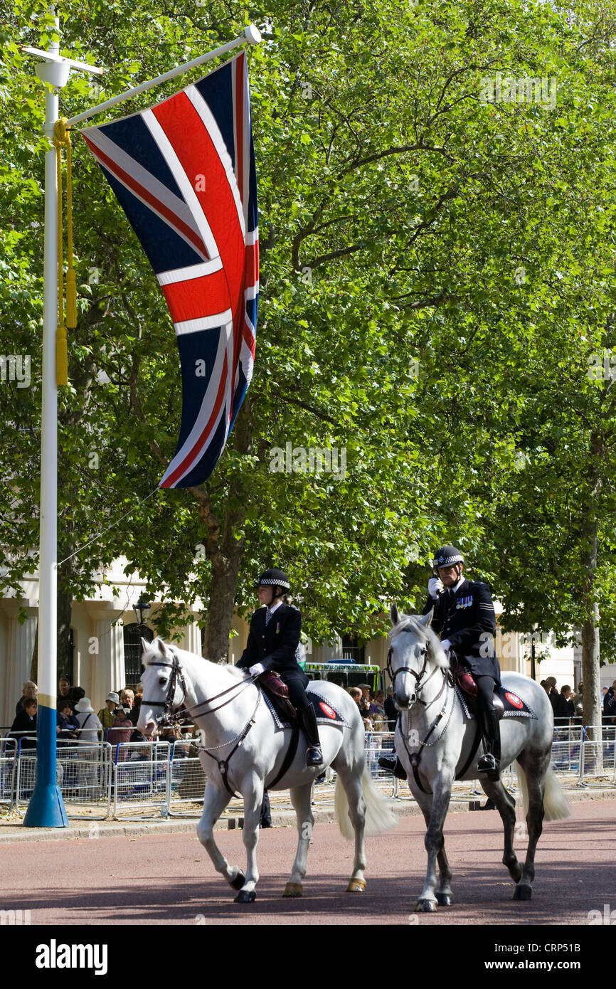 The mall london crowd flags hi-res stock photography and images - Alamy