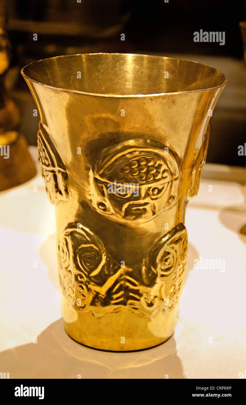Inverse face beaker 9th 11th century peru hi-res stock photography and ...