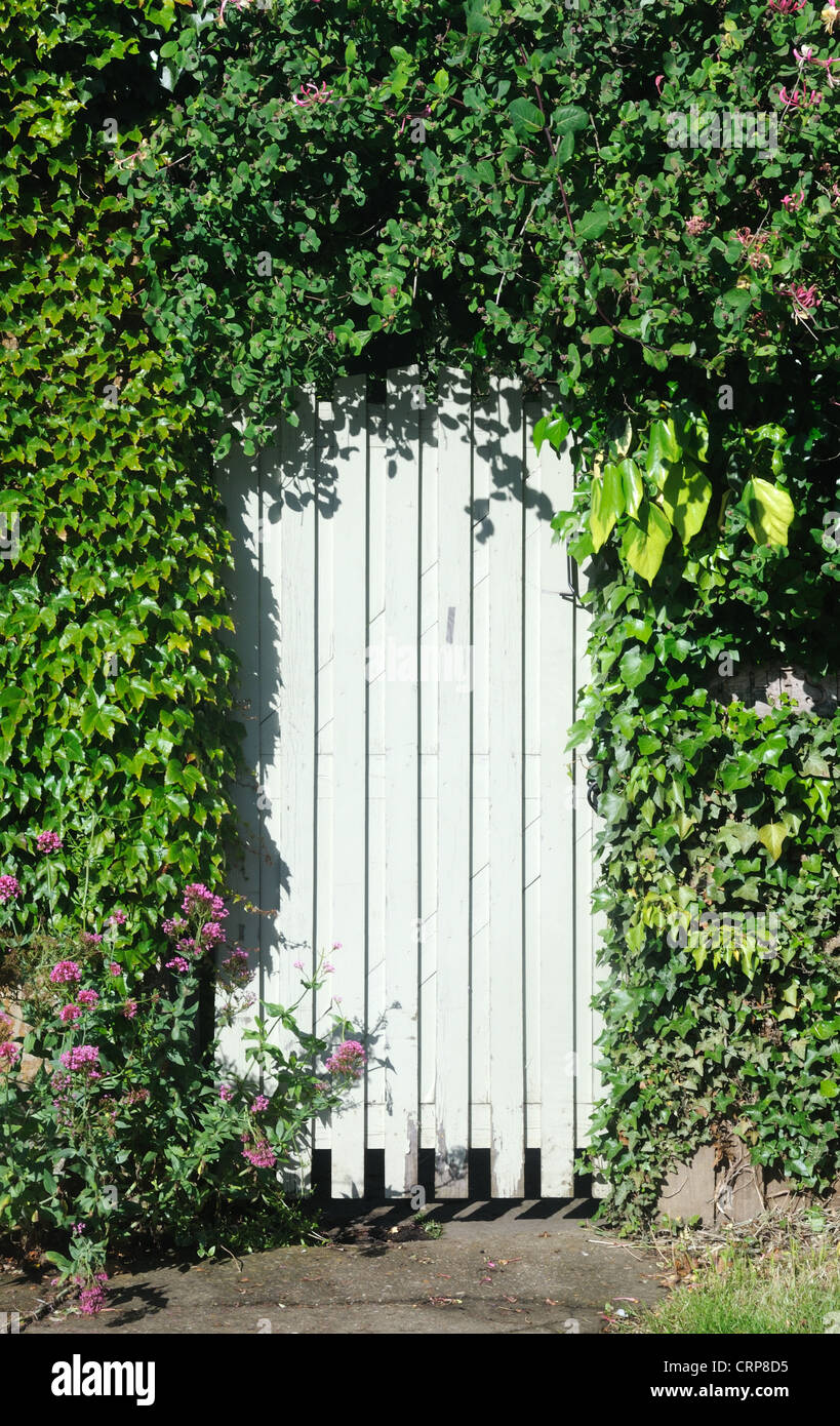 A garden gate in Priors Marston, Warwickshire, England Stock Photo - Alamy