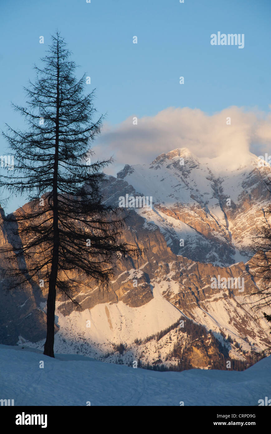 Alpine setting hi-res stock photography and images - Alamy