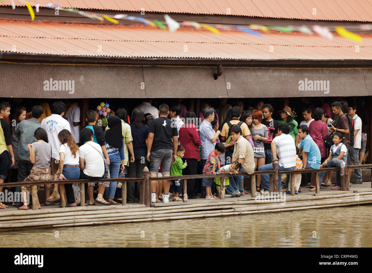 Crowded restaurant hi-res stock photography and images - Alamy