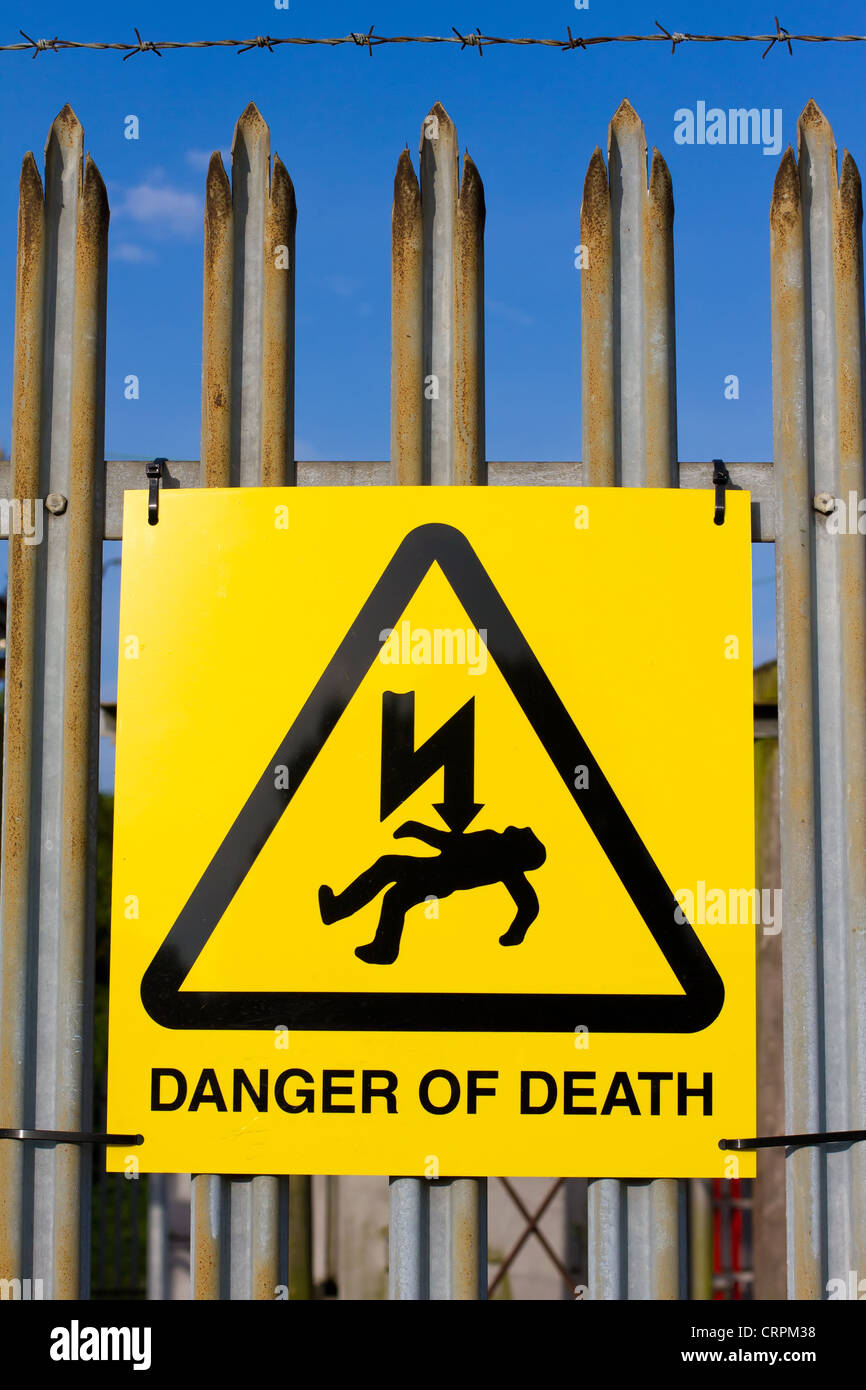 Danger of death sign on a barbed wire fence Stock Photo - Alamy