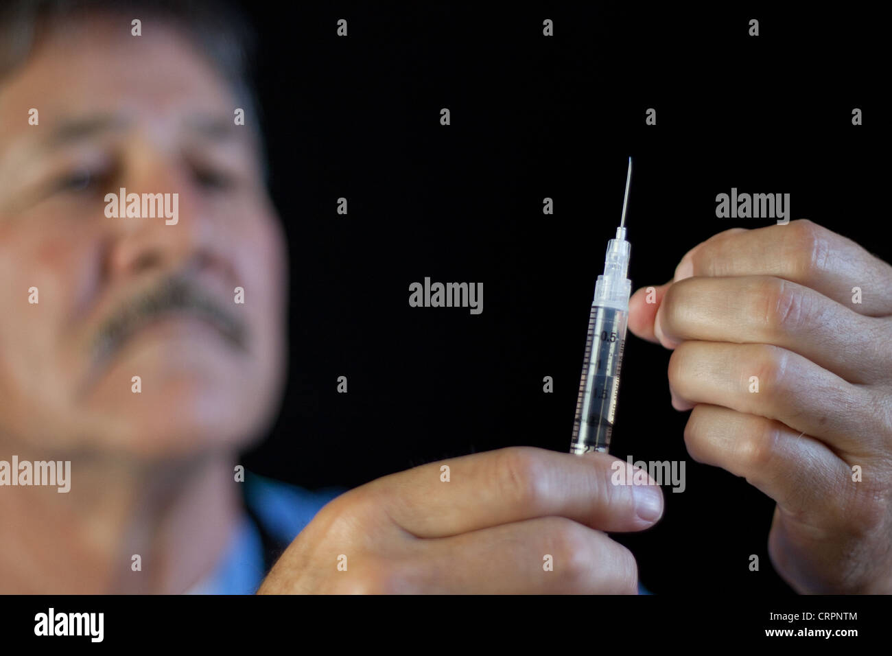 needle and syringe ready for injection by doctor Stock Photo - Alamy
