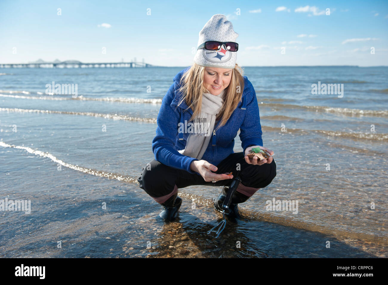 People collecting sea glass hi-res stock photography and images - Alamy