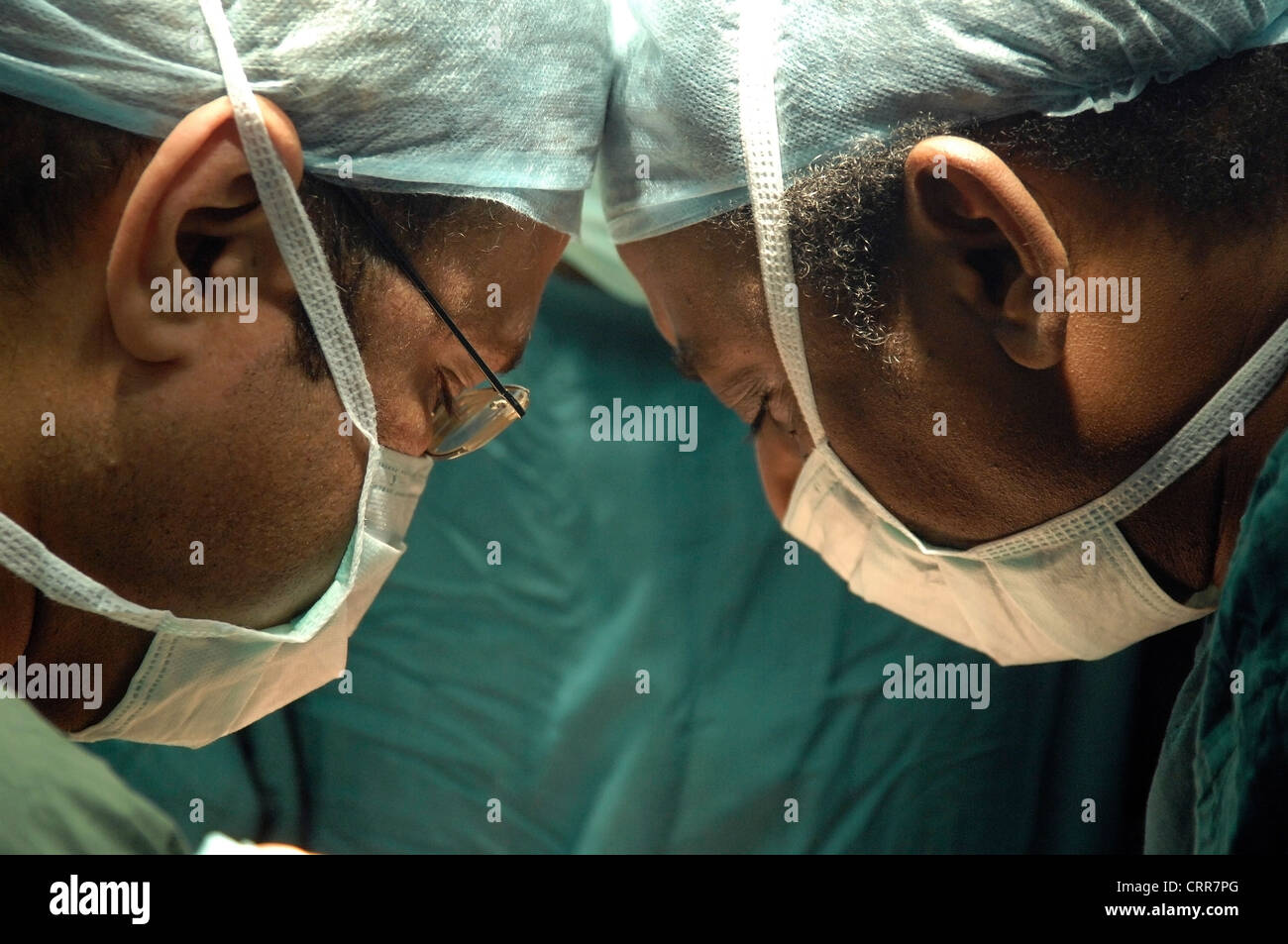 Medical personnel masked hi-res stock photography and images - Alamy
