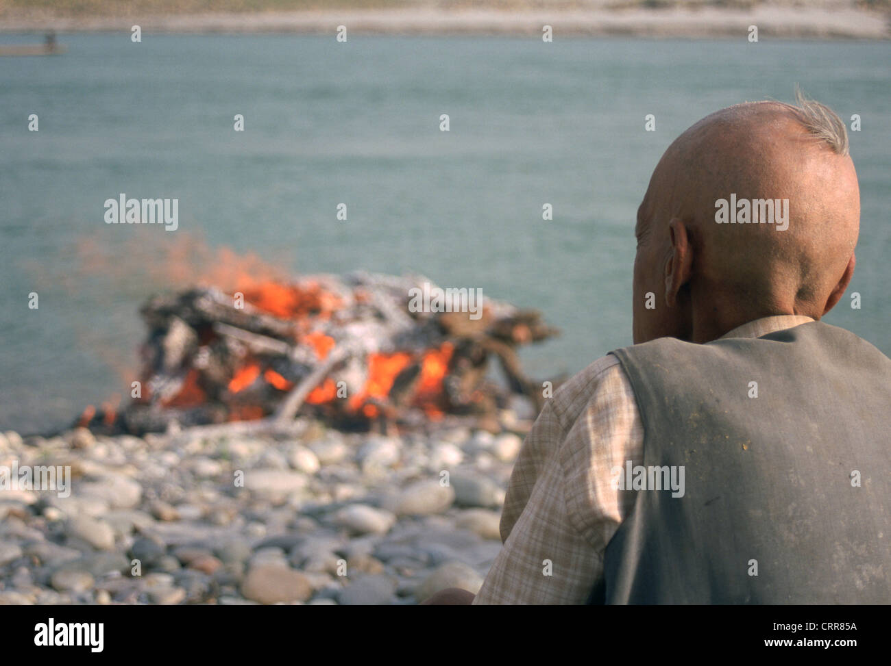 Hindu man looking a funeral pyre ( Nepal Stock Photo - Alamy