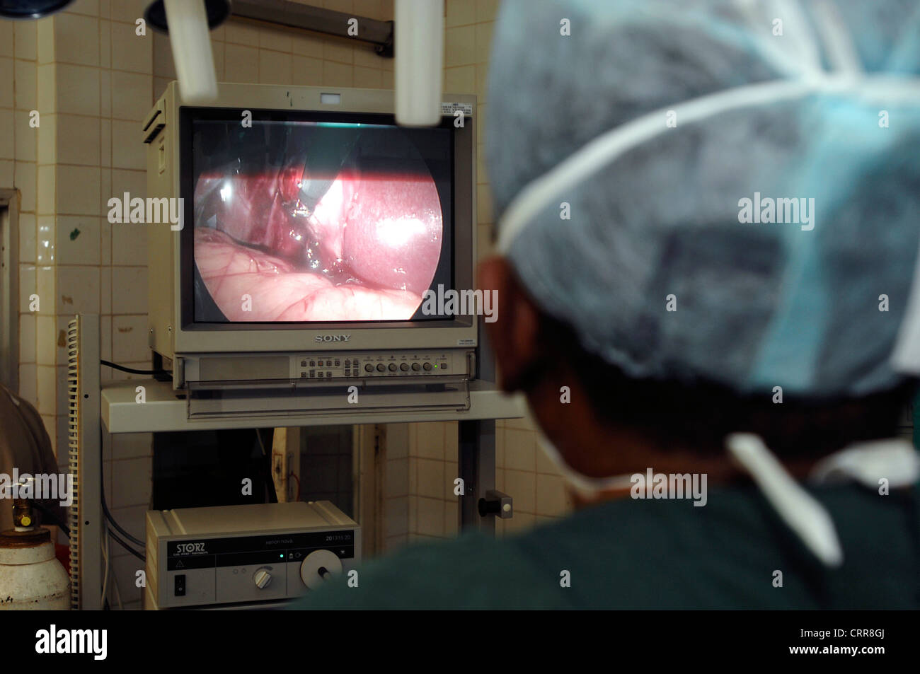 Operating surgeon keyhole surgery hi-res stock photography and images ...