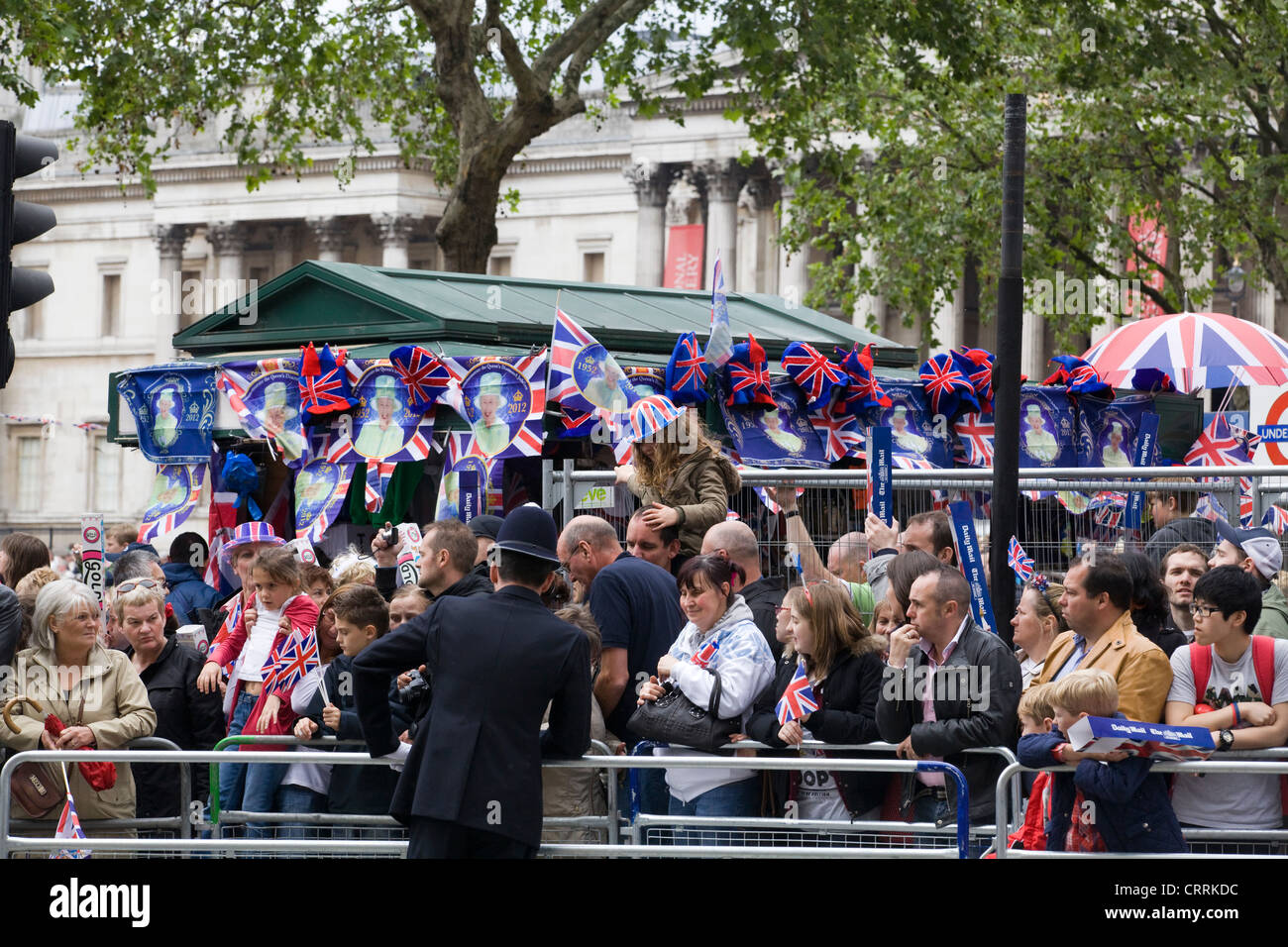 Crowds wearing the Union Jack Flags for the Queens diamond Jubilee in ...