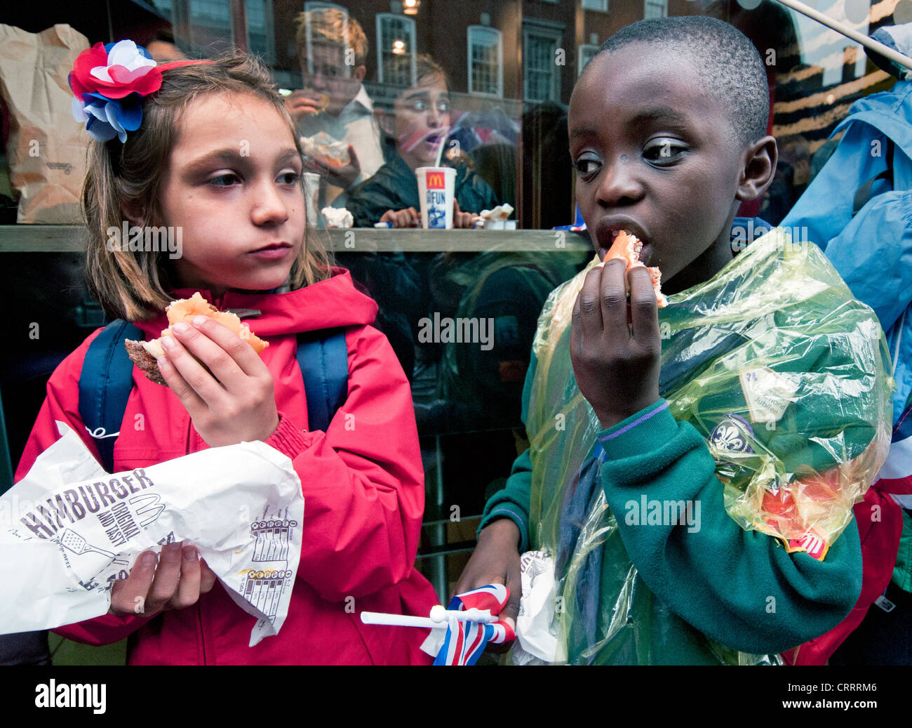 Children eating ethnic food britain hi-res stock photography and images ...