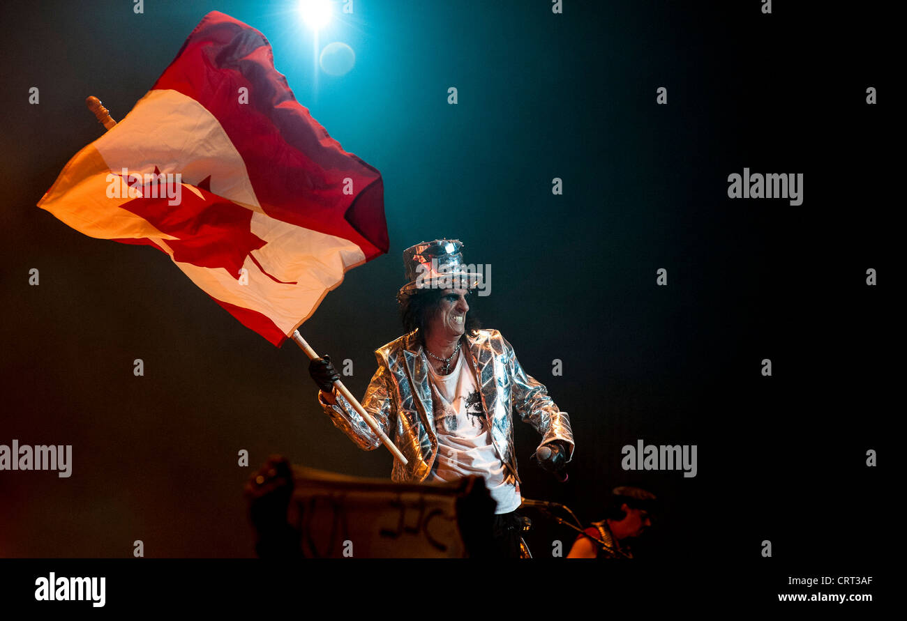 Alice cooper singing hi-res stock photography and images - Alamy