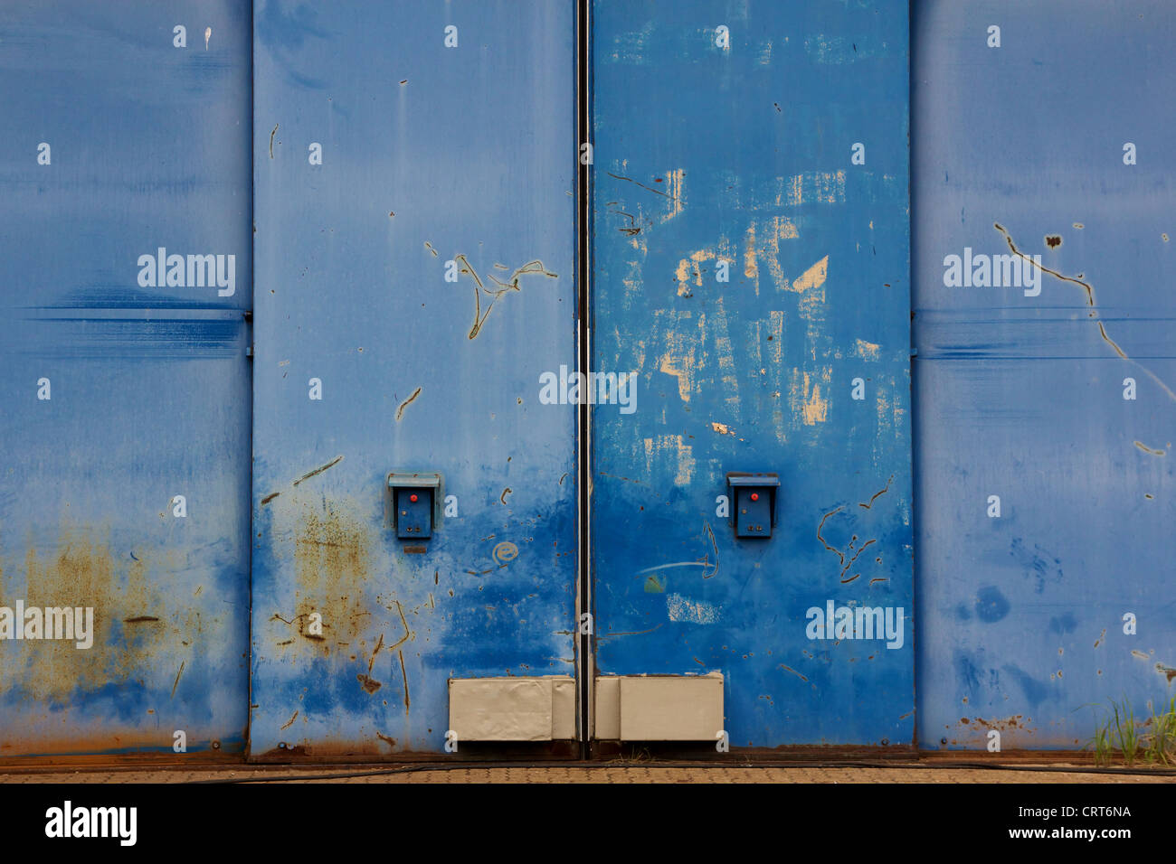 Hangar gate hi-res stock photography and images - Alamy