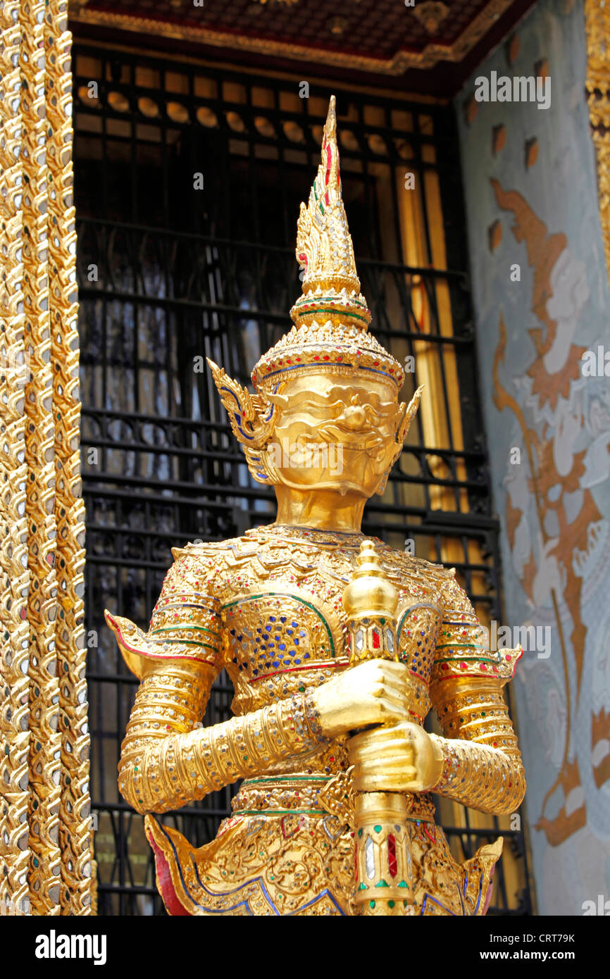 Statue holding sword hi-res stock photography and images - Alamy