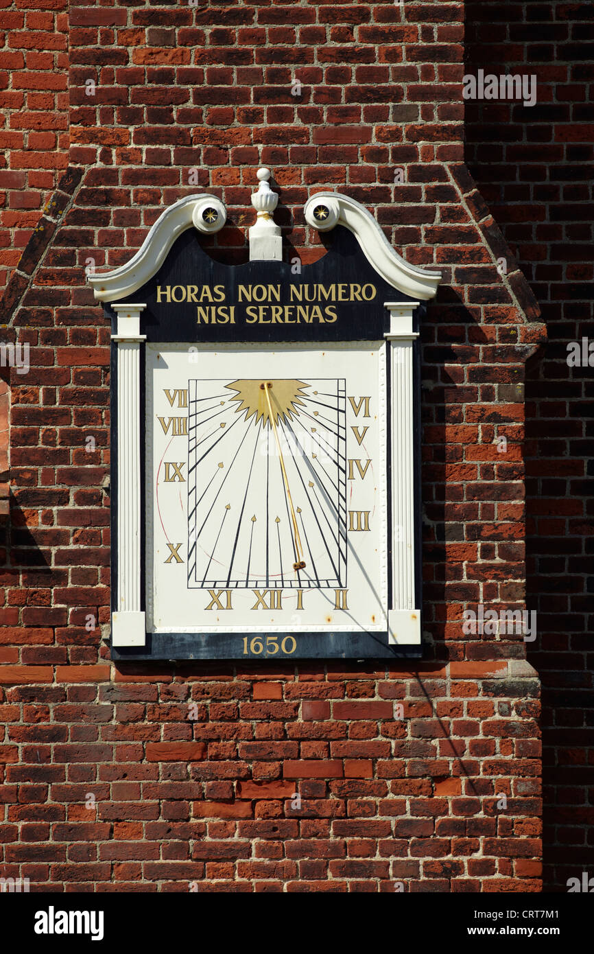 Vertical sundial hi-res stock photography and images - Alamy