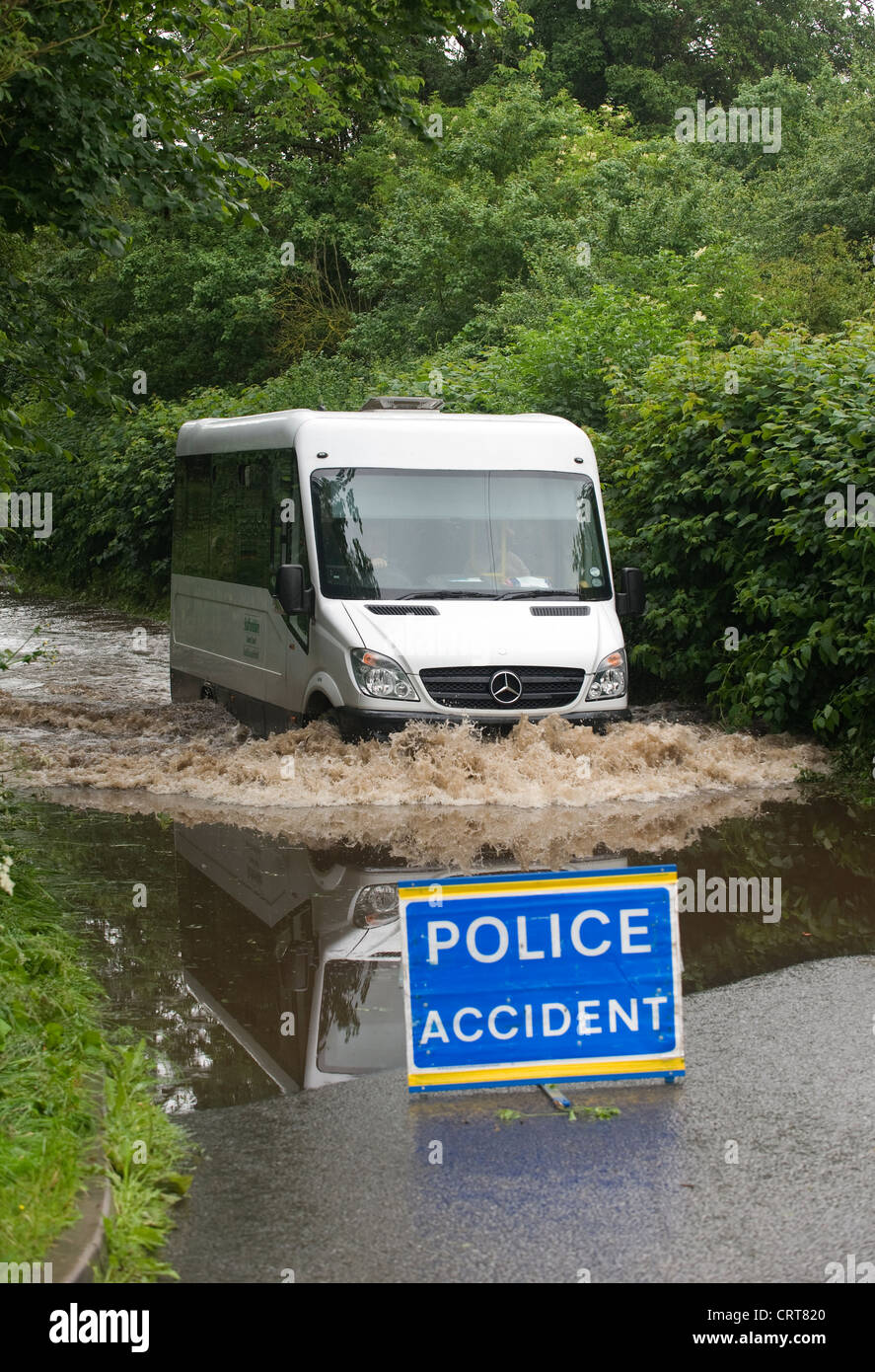 Bus in flood water hi-res stock photography and images - Alamy