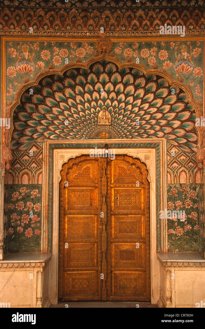 Palace door hi-res stock photography and images - Alamy