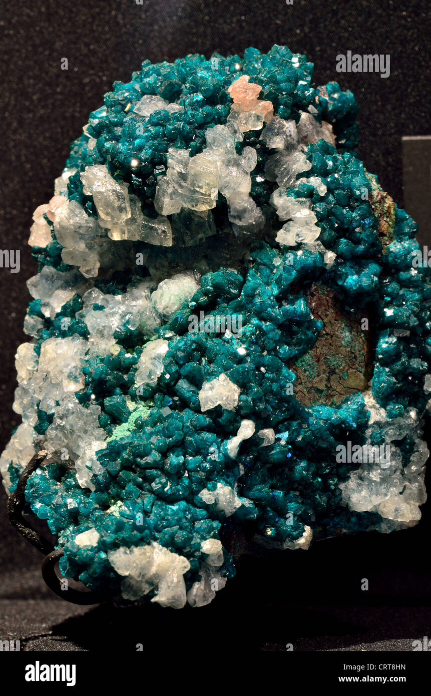 Crystals rock green geology hi-res stock photography and images - Alamy