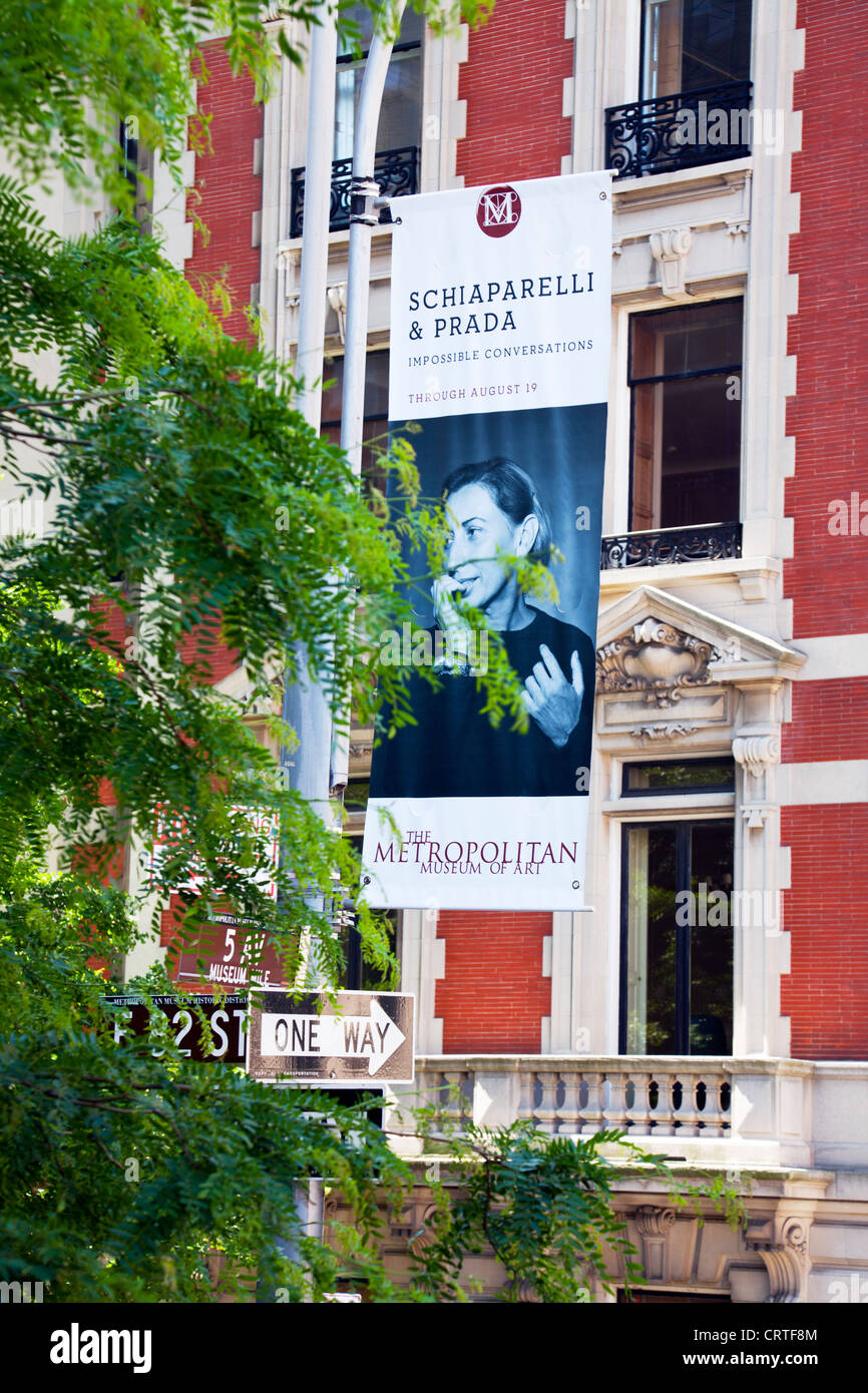 Advertising banner on Manhattan Building for The Metropolitan Museum of ...
