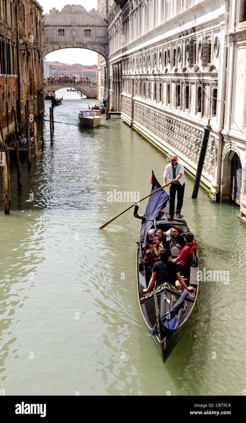 Gondoliers Venice (Venezia) Veneto Italy Europe Stock Photo - Alamy
