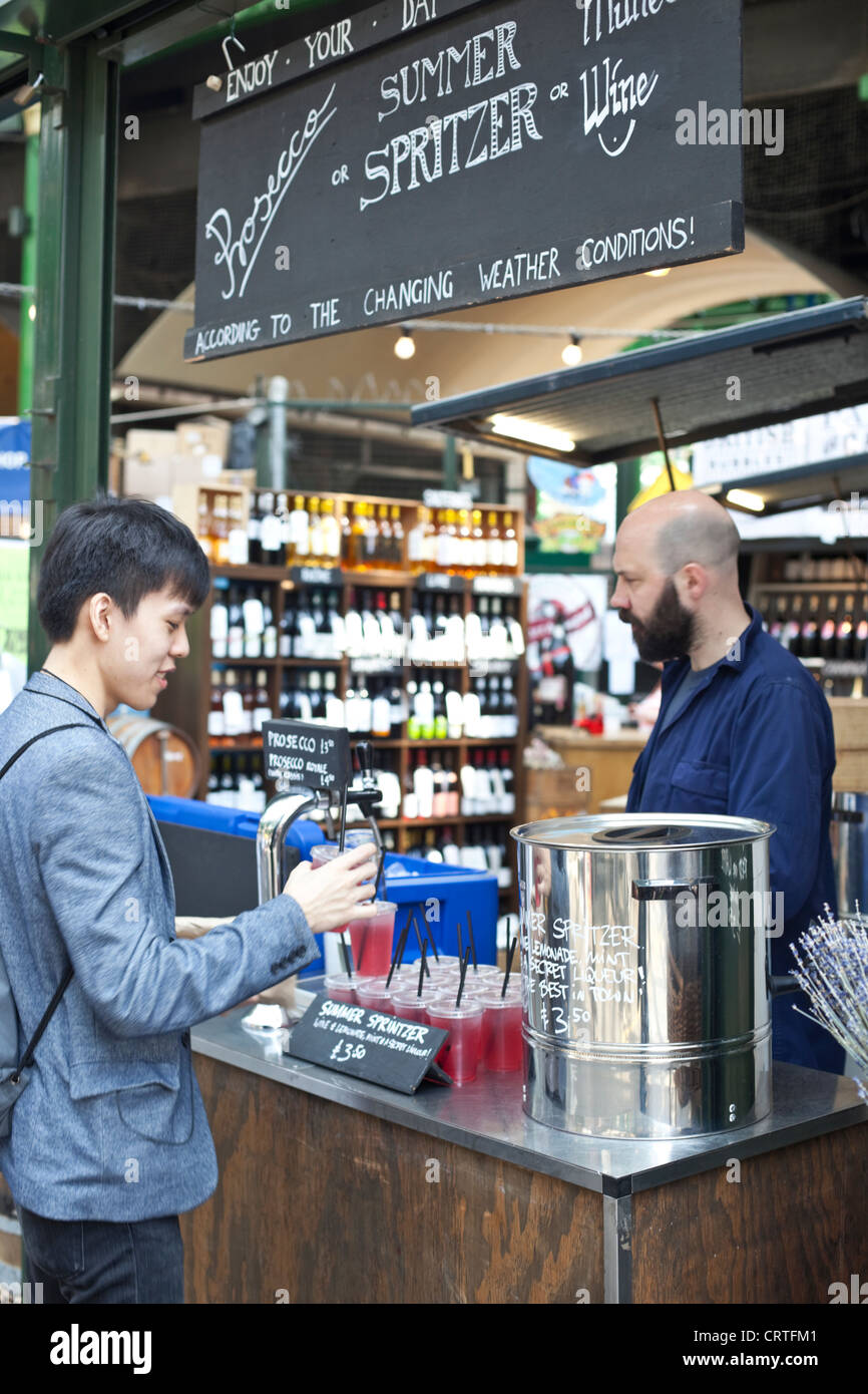 Alcoholic drinks stall, Borough Market, London, England, UK Stock Photo ...