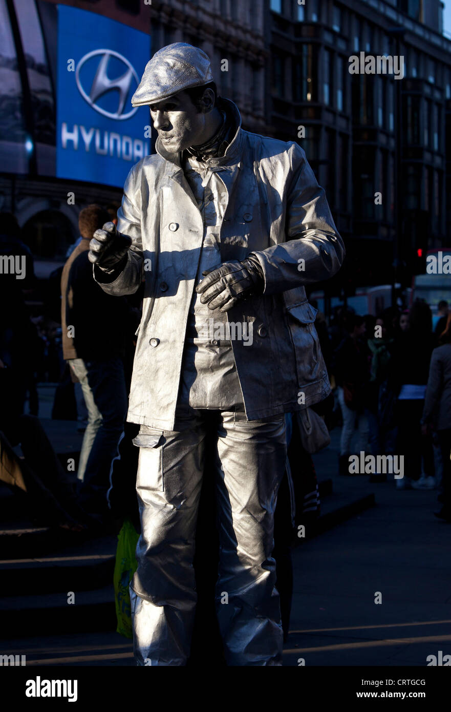 Living statue london england uk hi-res stock photography and images - Alamy