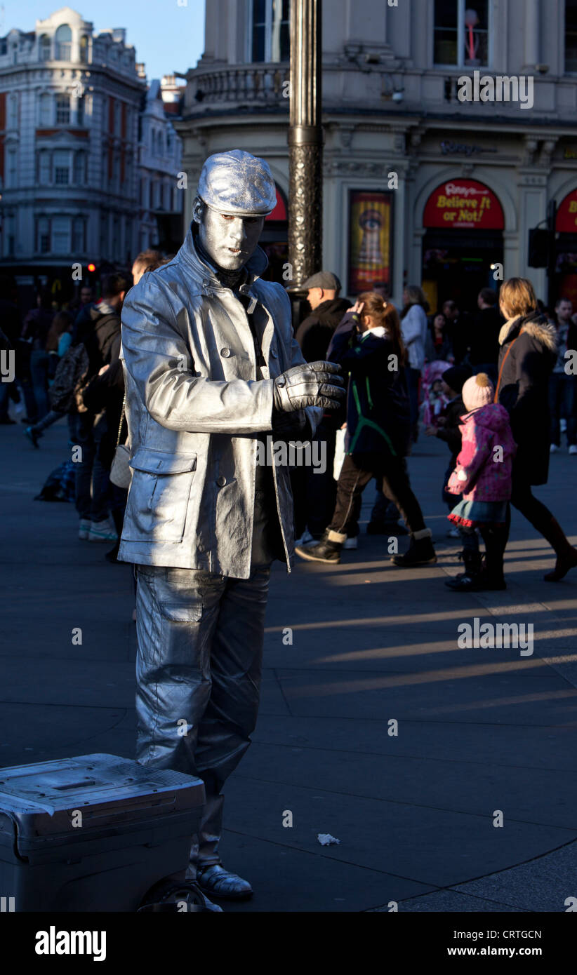 Living statue london hi-res stock photography and images - Alamy