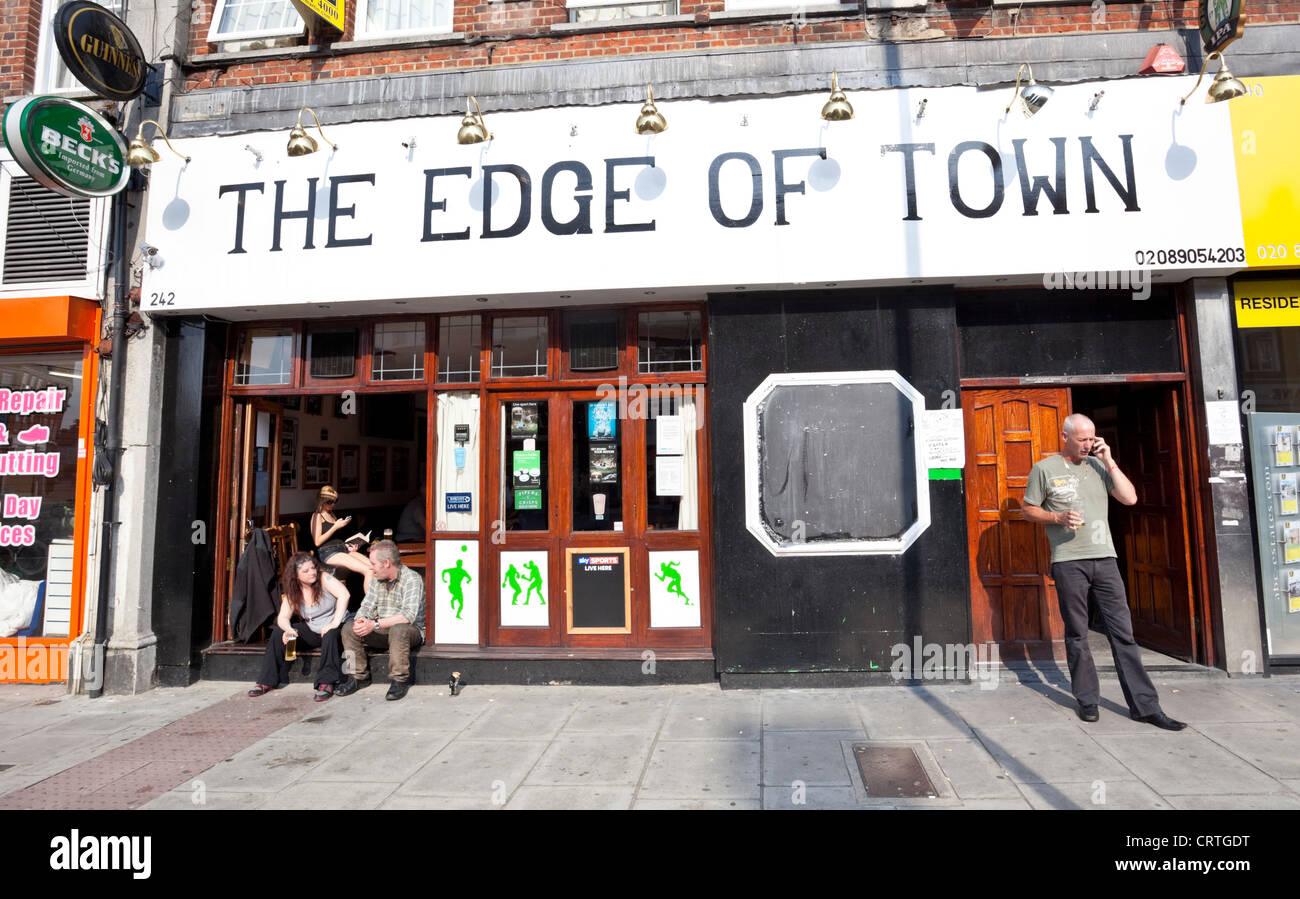 The edge Of Town Pub, Edgware, Middlesex, England, UK Stock Photo - Alamy