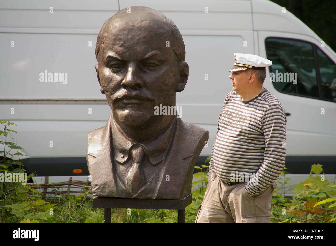 man look on bust of Lenin Stock Photo - Alamy