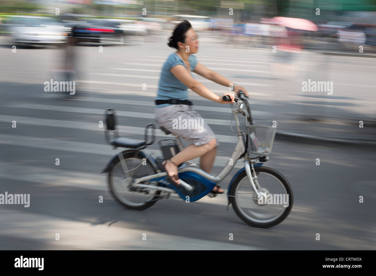 Chinese commuters riding bicycles hi-res stock photography and images ...
