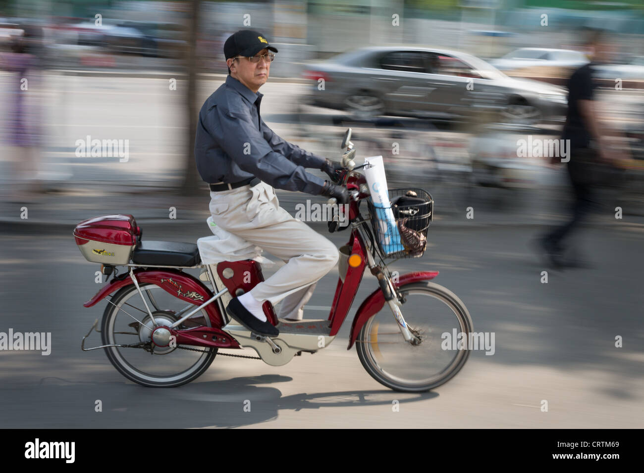 Chinese commuters riding bicycles hi-res stock photography and images ...