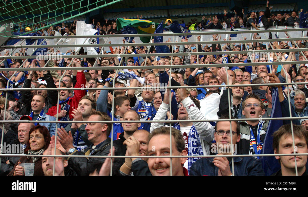 Football fans stand behind the fence, Bielefeld Stock Photo - Alamy
