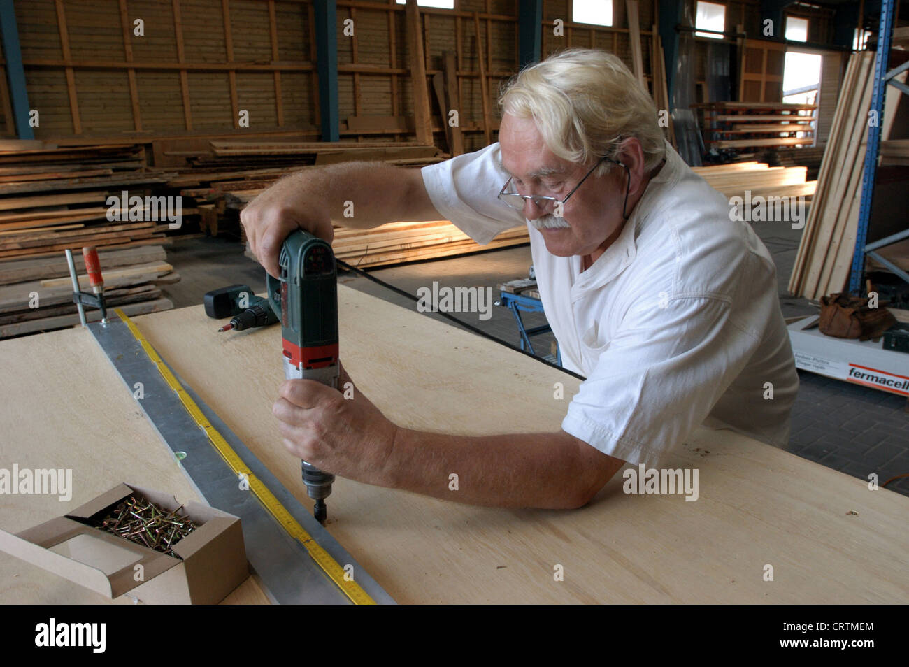 Carpenter in the assembly of market stalls Stock Photo - Alamy