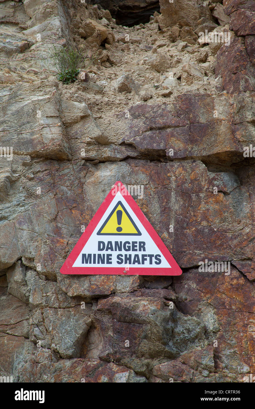 Danger cliffs waring sign hi-res stock photography and images - Alamy