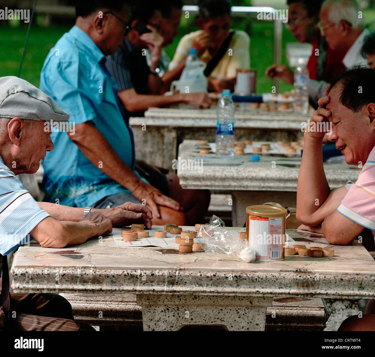 Old men players checkers (aka draughts) in Lumpini Park, Bangkok Stock ...