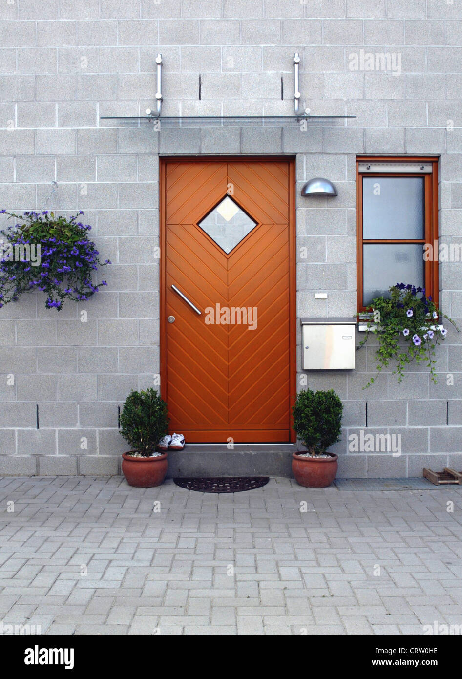 Family doorstep hi-res stock photography and images - Alamy