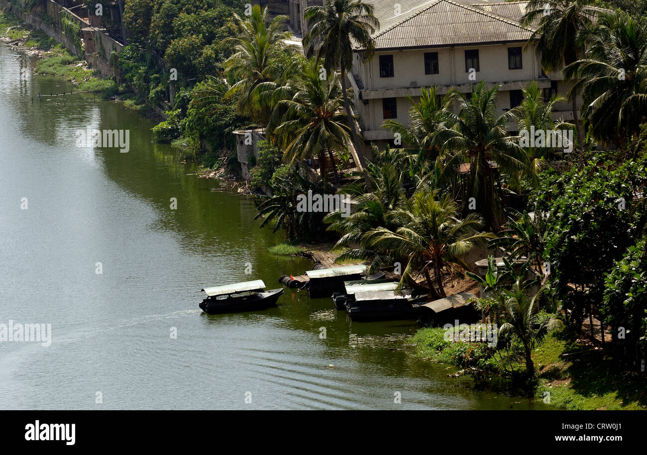 Sampan river taxi pulling into an offical building, Colombo, Sri Lanka ...
