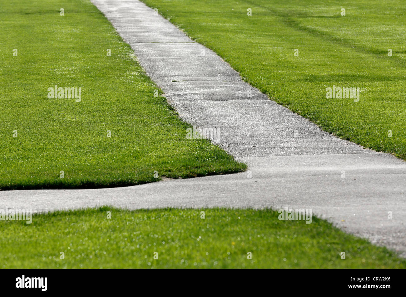 walkway paths green grass lawn Stock Photo - Alamy