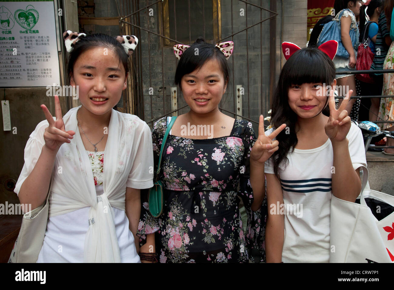 Girls with cats hi-res stock photography and images - Alamy