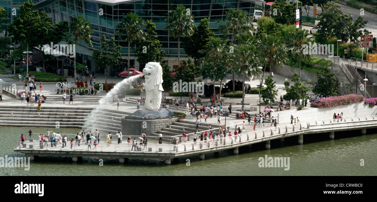 Panorama of the Merlion and tourists for a high vantage point in ...