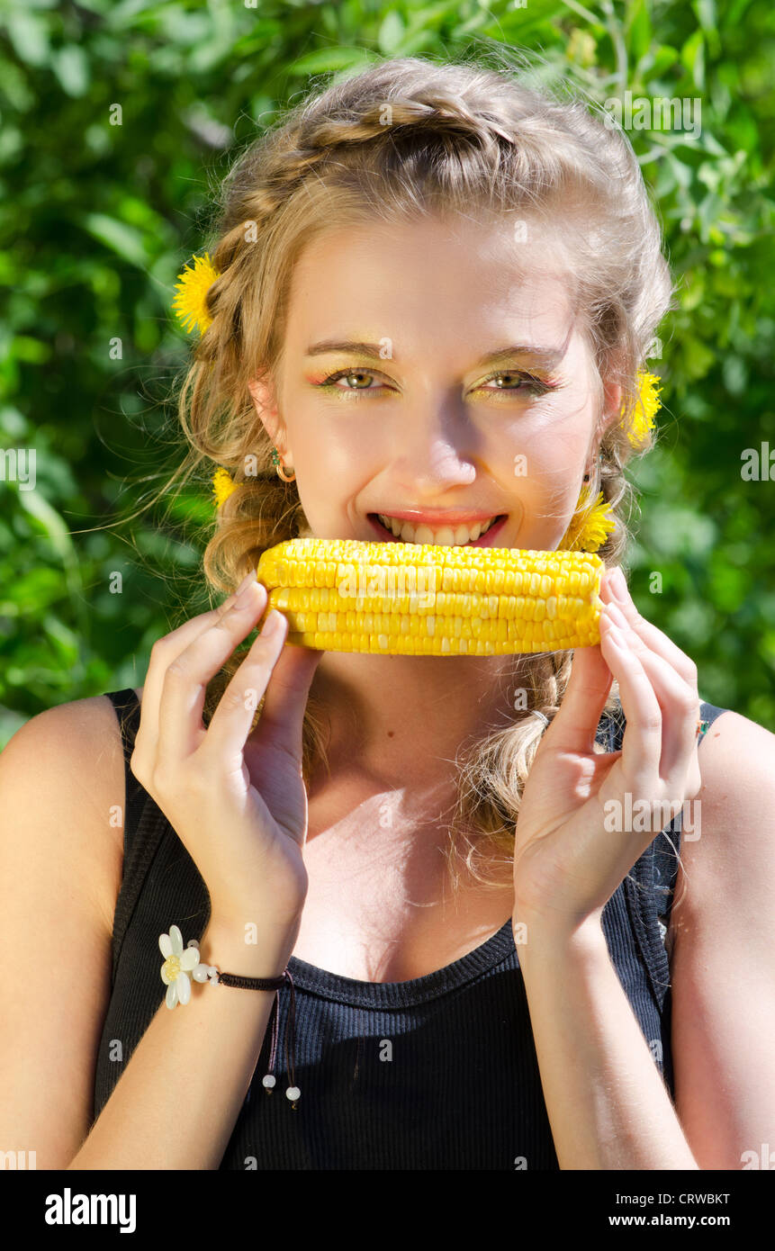 Close-up outdoor portrait of young beauty woman eating corn-cob Stock Photo - Alamy