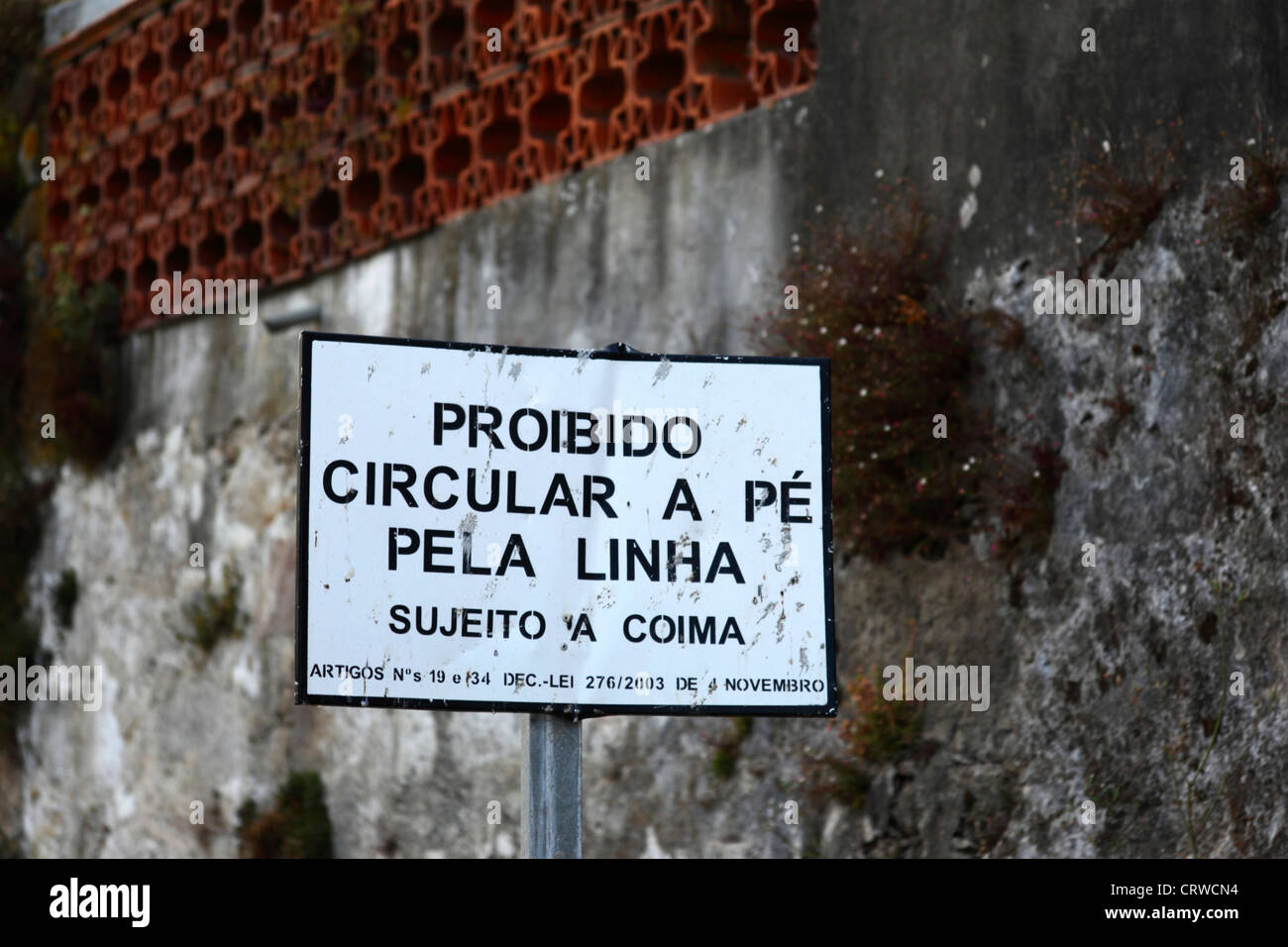 Sign warning portuguese hi-res stock photography and images - Alamy