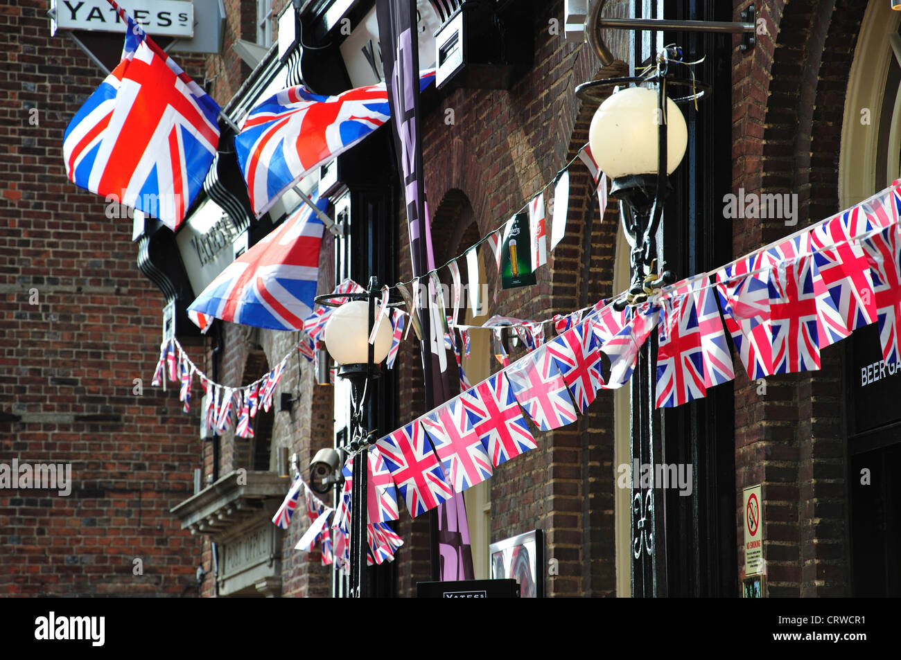 Flags and bunting on Yates's Pub exterior, Friar Street, Reading ...