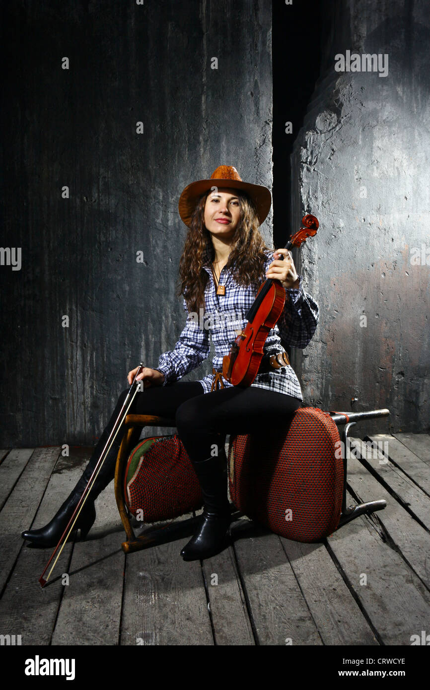 Beautiful violinist musician Stock Photo - Alamy