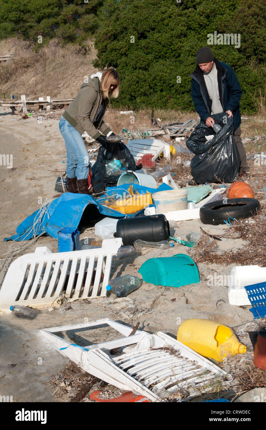Plastic trash pile beach hi-res stock photography and images - Alamy