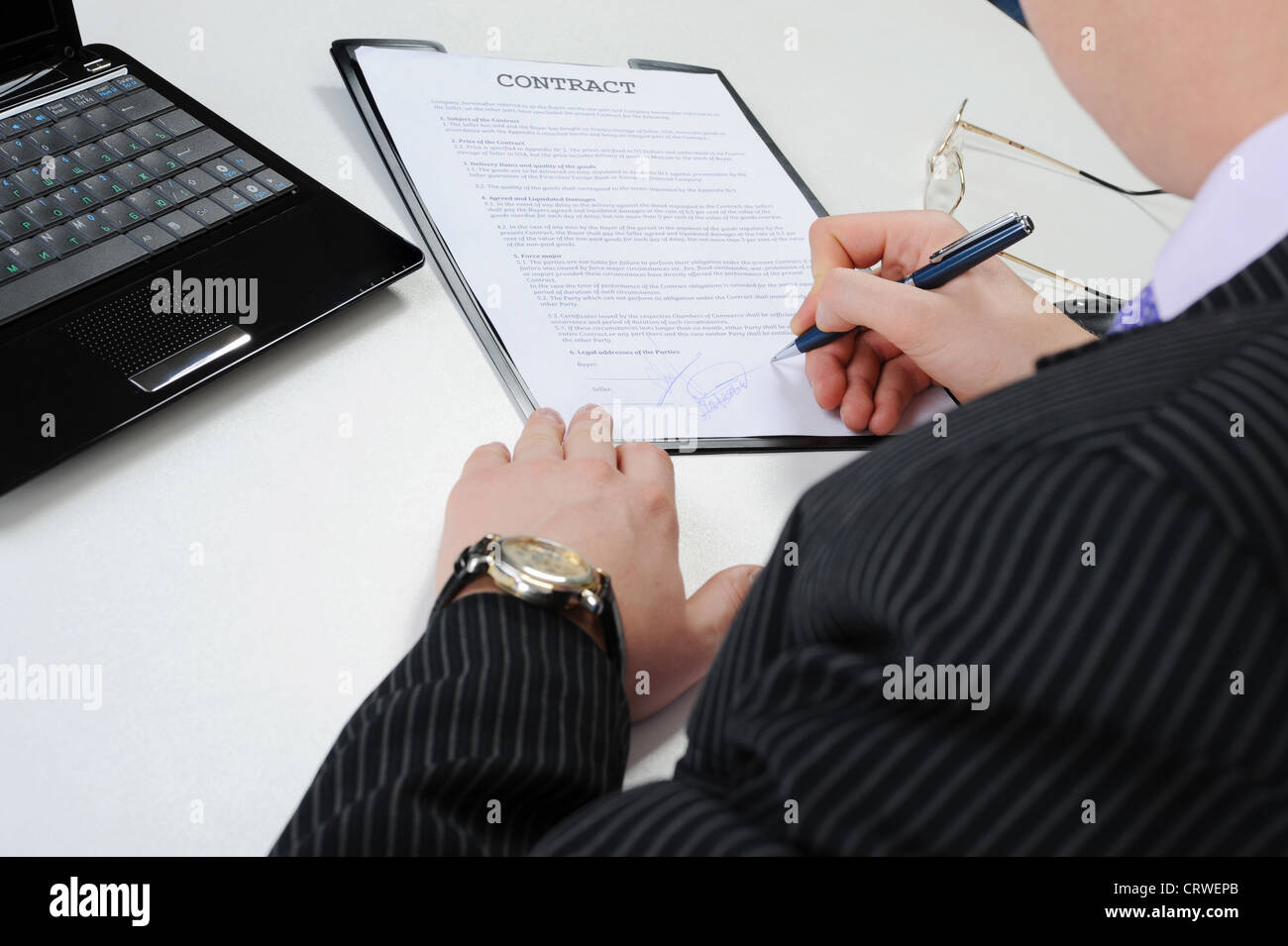 Businessman signs a contract Stock Photo - Alamy