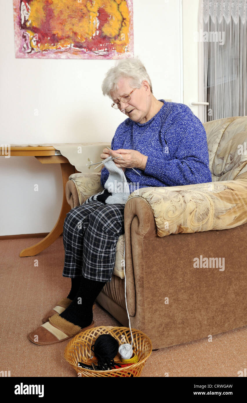 elderly woman knitting Stock Photo - Alamy