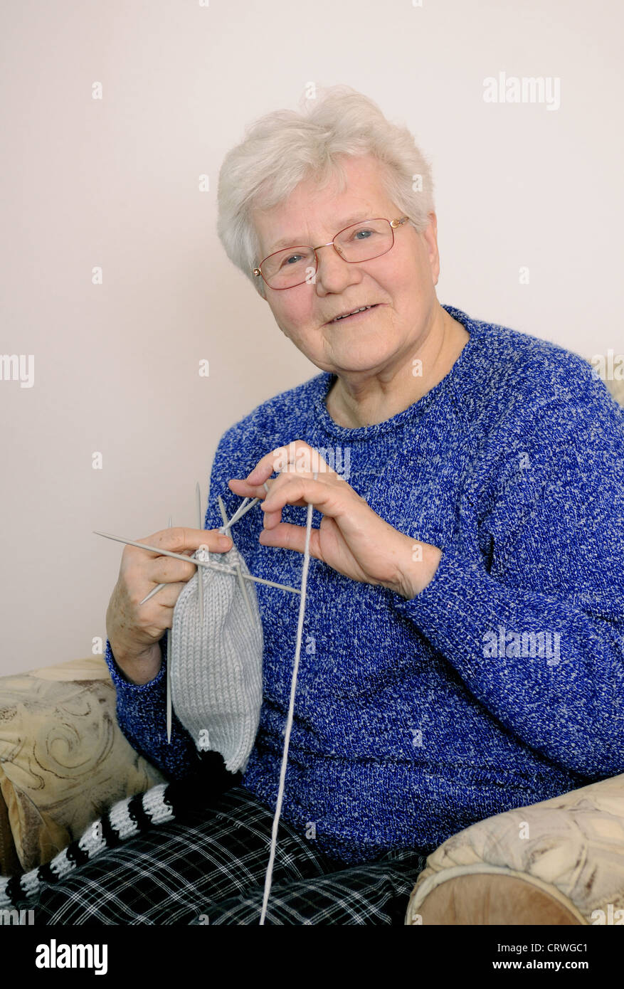 elderly woman knitting Stock Photo - Alamy