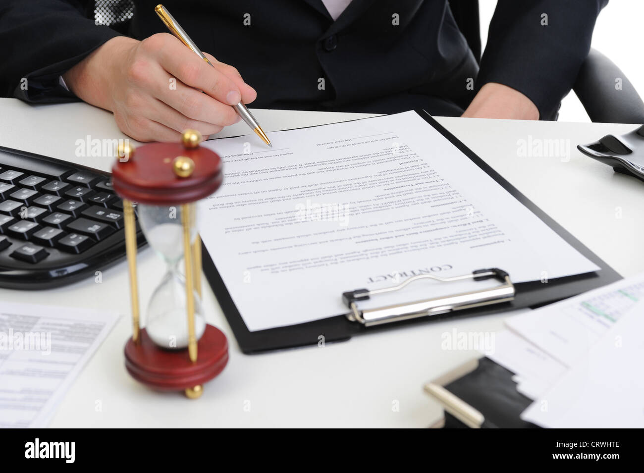 Businessman signs a contract Stock Photo - Alamy