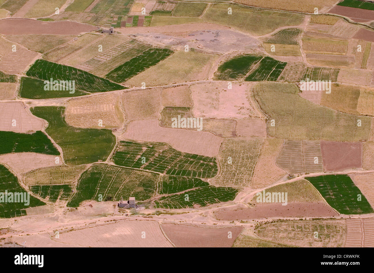 View over the fields beneath the escarpment of Jebel Kawkaban, Shibam ...